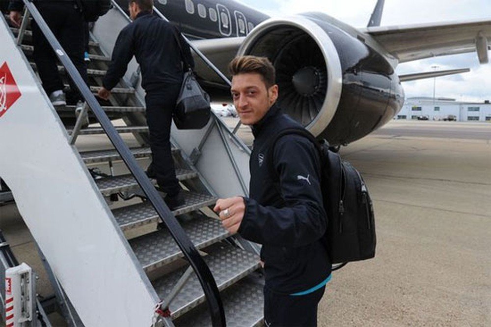 Mesut Ozil MISSING as Arsenal squad arrive via private jet for ...